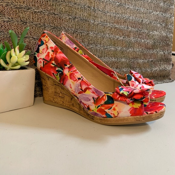 dexflex comfort | Shoes | Dexflex Comfort Cate Now Floral Canvas Wedges ...